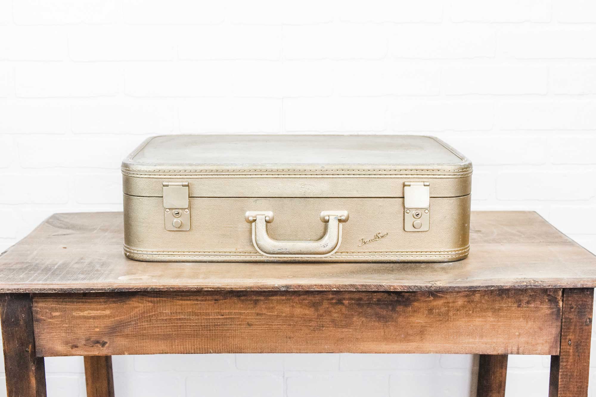 Gold Vintage Suitcase – Artisticrentals